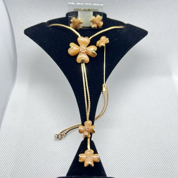 Hattie Carnegie | Jewelry | Vtg Hattie Carnegie Peach Enamel Dogwood ...